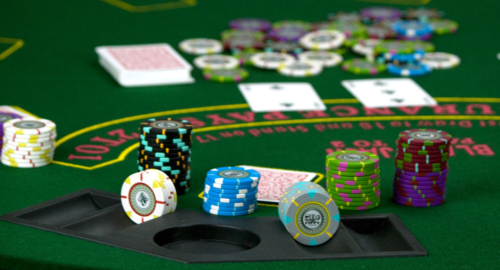 The Mint 13.5 Gram Clay Poker Chips in Standard Aluminum Case - 500 Ct ...